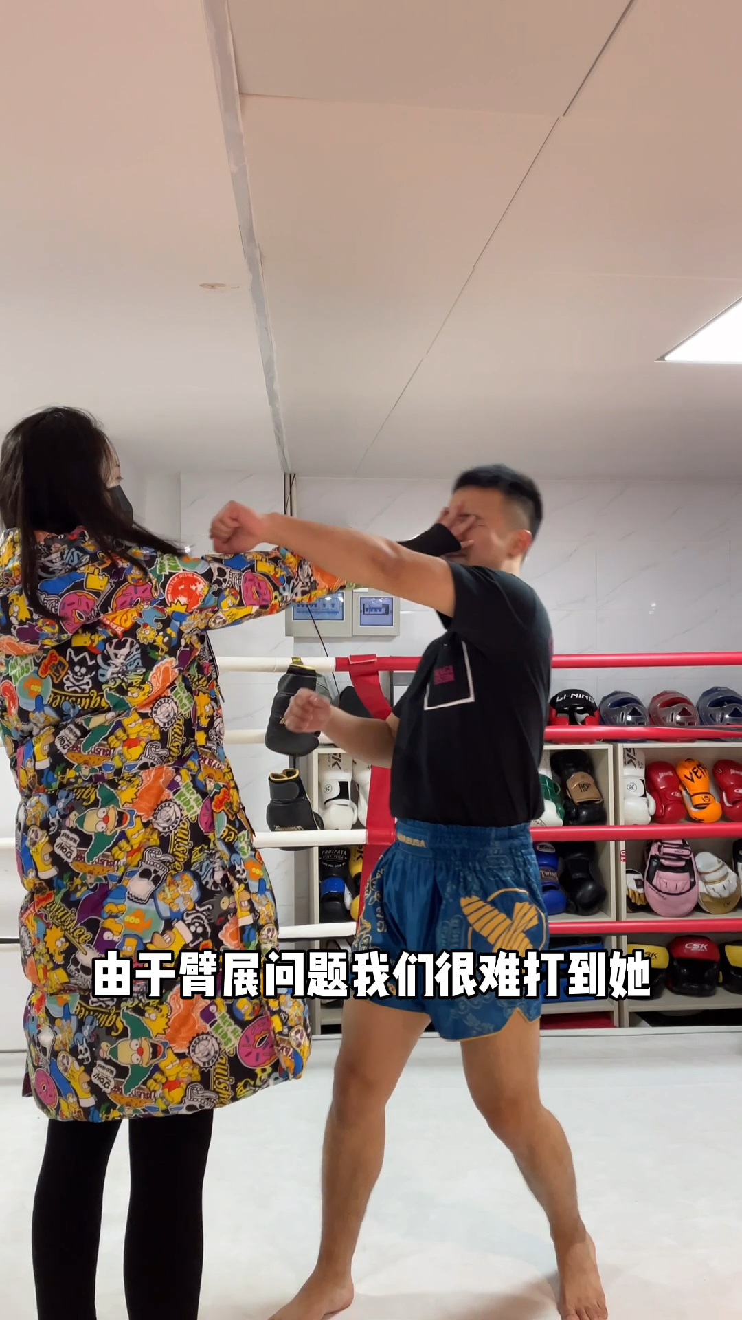 高个子女生欺负你该怎么办，男孩子学一学 度小视